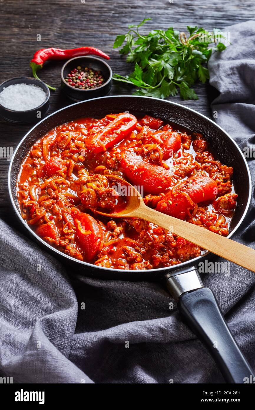 ragout with whole plum tomatoes, onion slices, ground italian pork ...