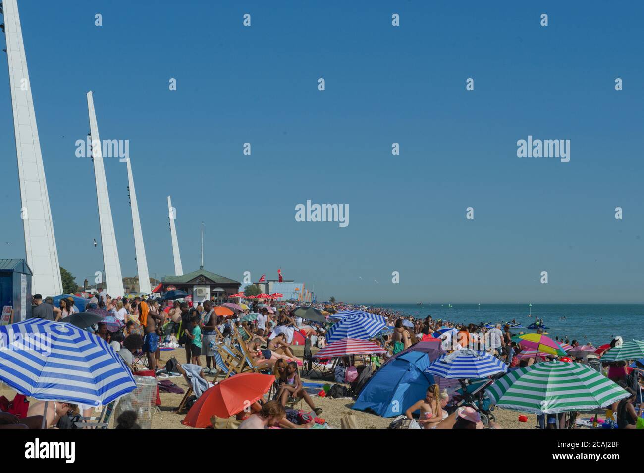 Hot weather southend beach hi-res stock photography and images - Alamy