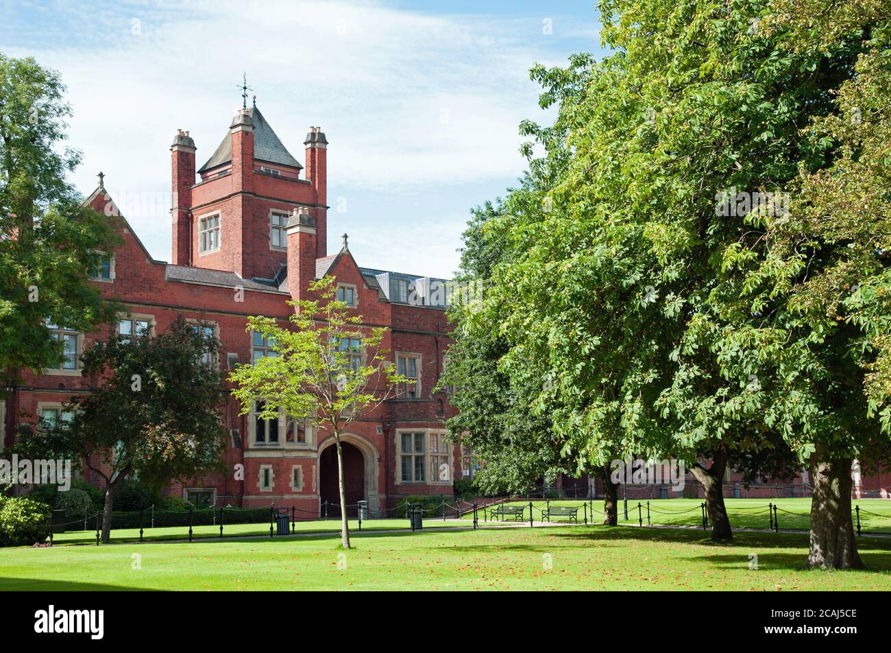 Queen university belfast hi-res stock photography and images - Alamy