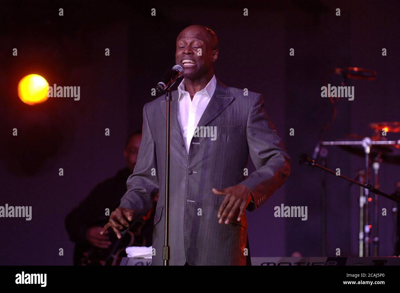 Austin, Texas USA, March 2006: R&B crooner KEM sings his latest hits ...