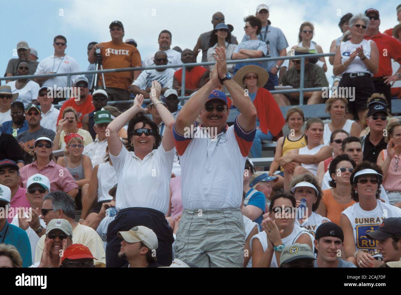 Sports crowd cheering hi-res stock photography and images - Alamy