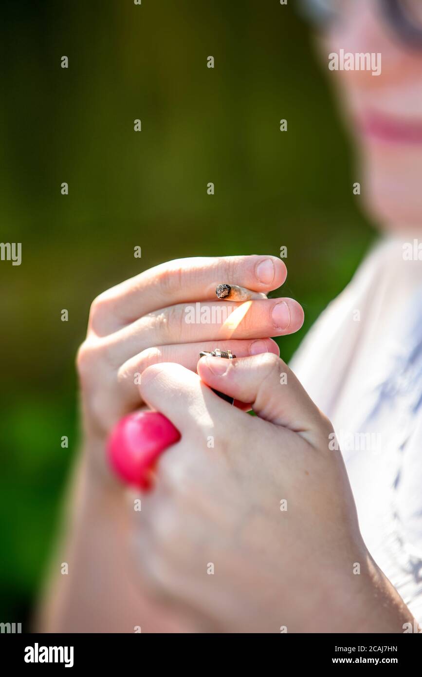 A person smoling a hand rolled cigarette Stock Photo - Alamy