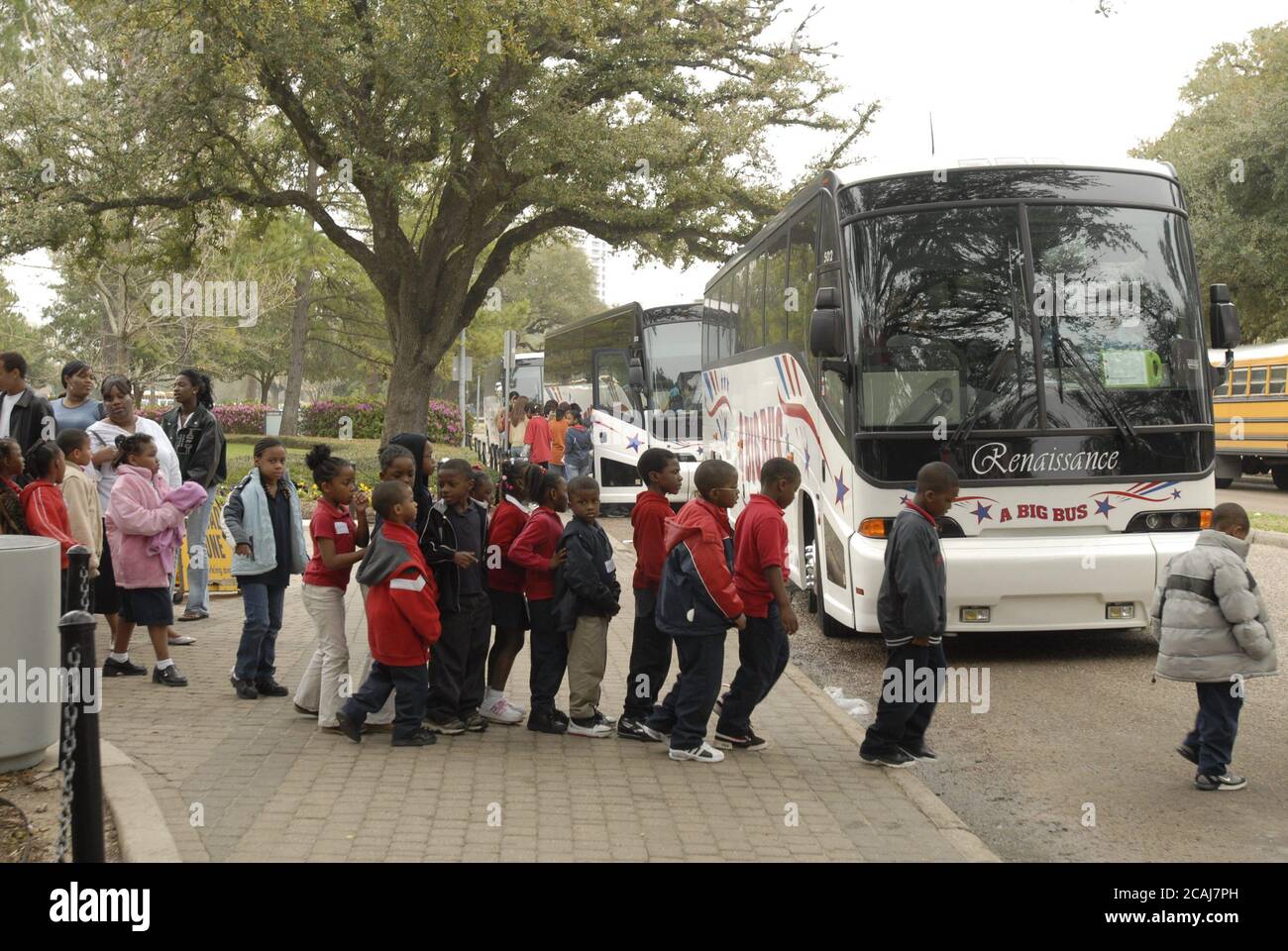 Kids queue school bus usa hi-res stock photography and images - Alamy