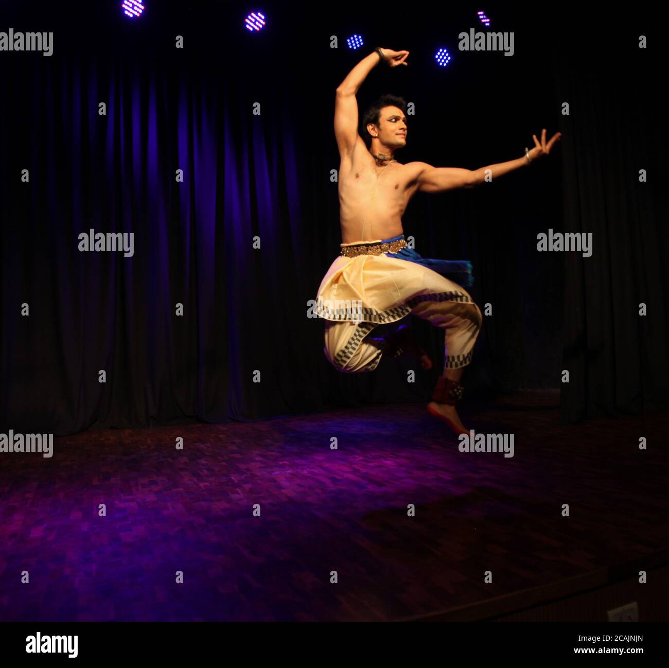 A male bharatnatyam dancer dances Stock Photo - Alamy