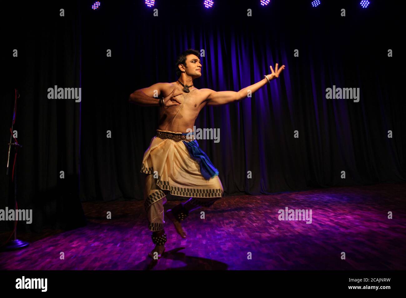 A male bharatnatyam dancer dances Stock Photo - Alamy