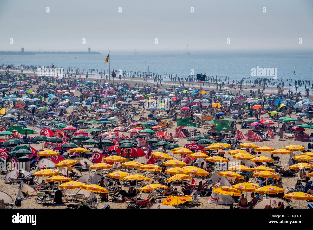 Crowds of people enjoy the sun and the warm weather during the heat ...