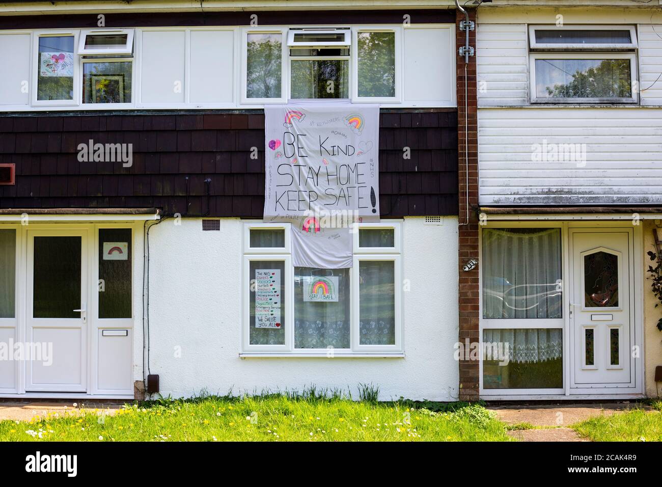 Stay home message seen at the window of a house in Cambridge, UK ...
