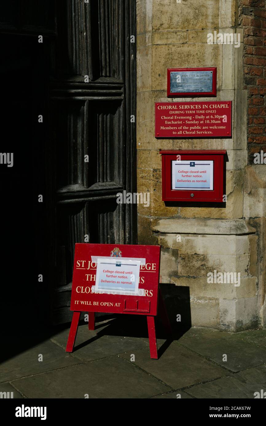 Closure notice at the entrance of St John's college at Cambridge ...