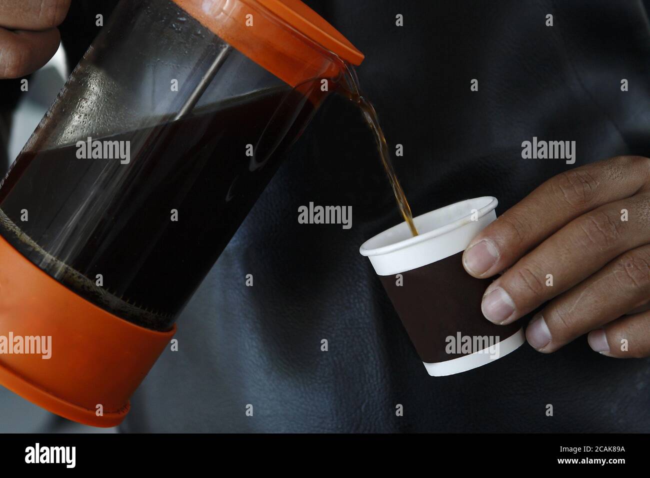 Pouring coffee paper cup hi-res stock photography and images - Alamy