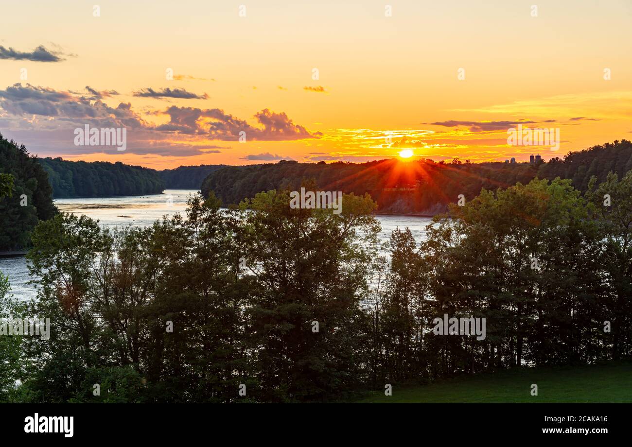 Sundown colors hi-res stock photography and images - Alamy