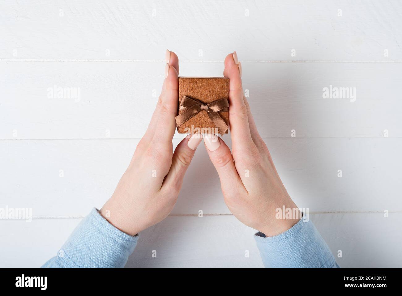 Hands holding open white jewelry box hi-res stock photography and ...