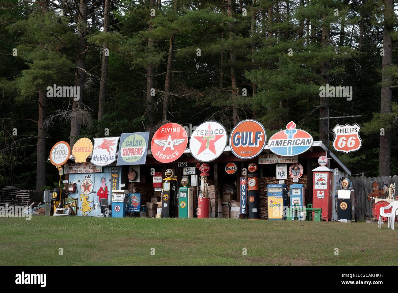 Vintage gas pumps hi-res stock photography and images - Alamy