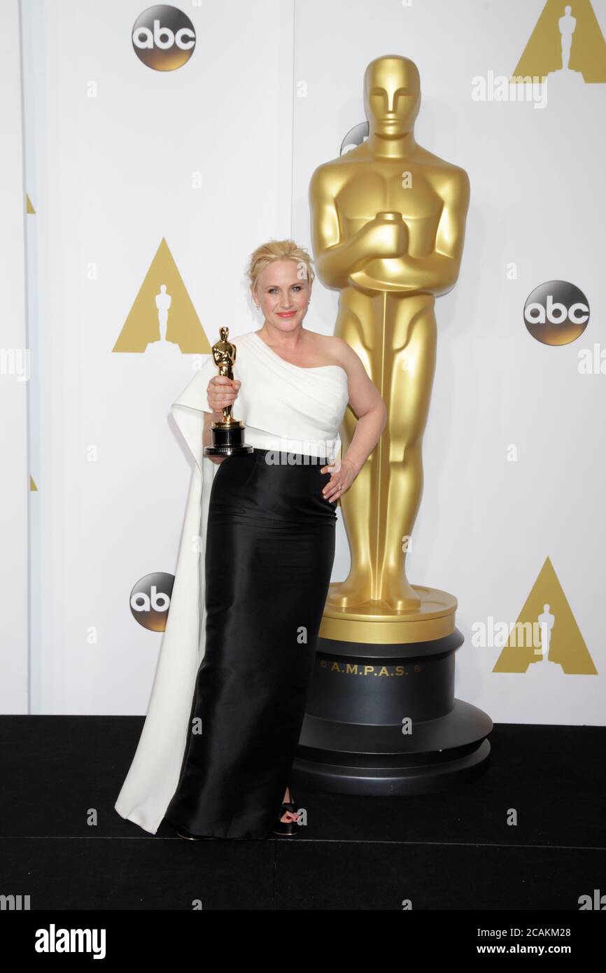 OSCARS - PRESSROOM - Patricia Arquette holding her Oscar for winning ...