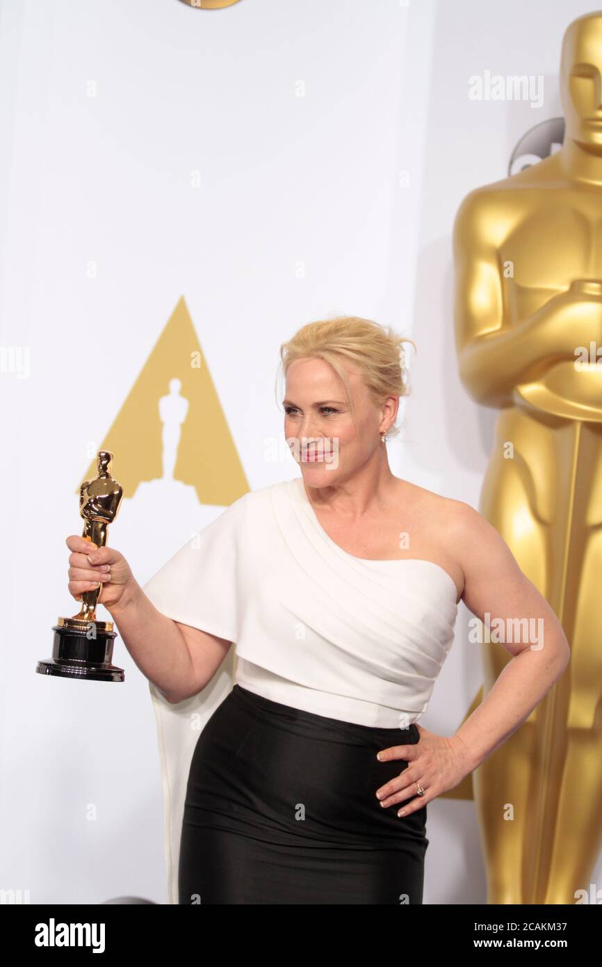 OSCARS - PRESSROOM - Patricia Arquette holding her Oscar for winning ...