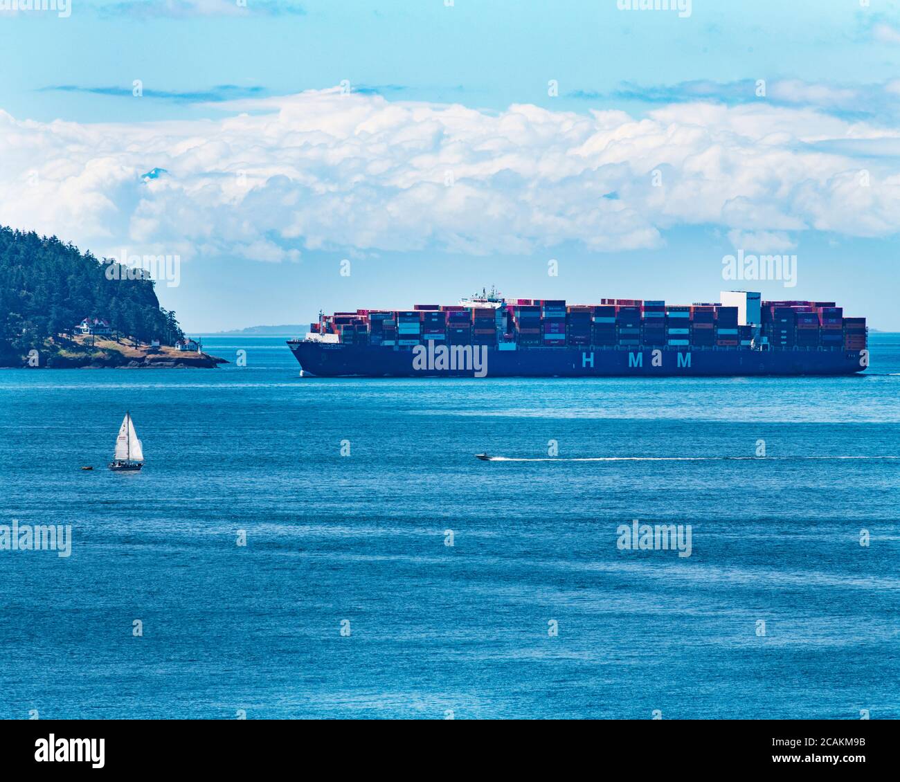 Merchant ship carrying containers hi-res stock photography and images ...