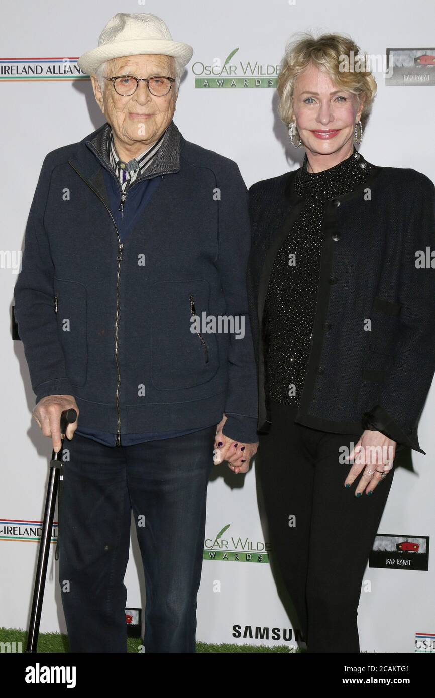 LOS ANGELES - FEB 6: Norman Lear, Lyn Davis at the 2020 Oscar Wilde ...