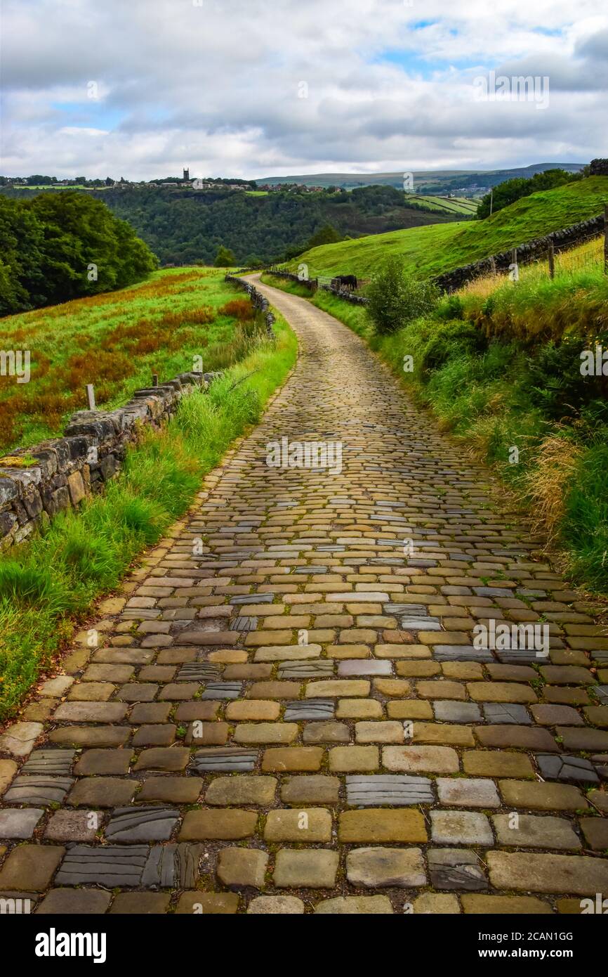 Steep yorkshire cobbled street High Resolution Stock Photography and ...