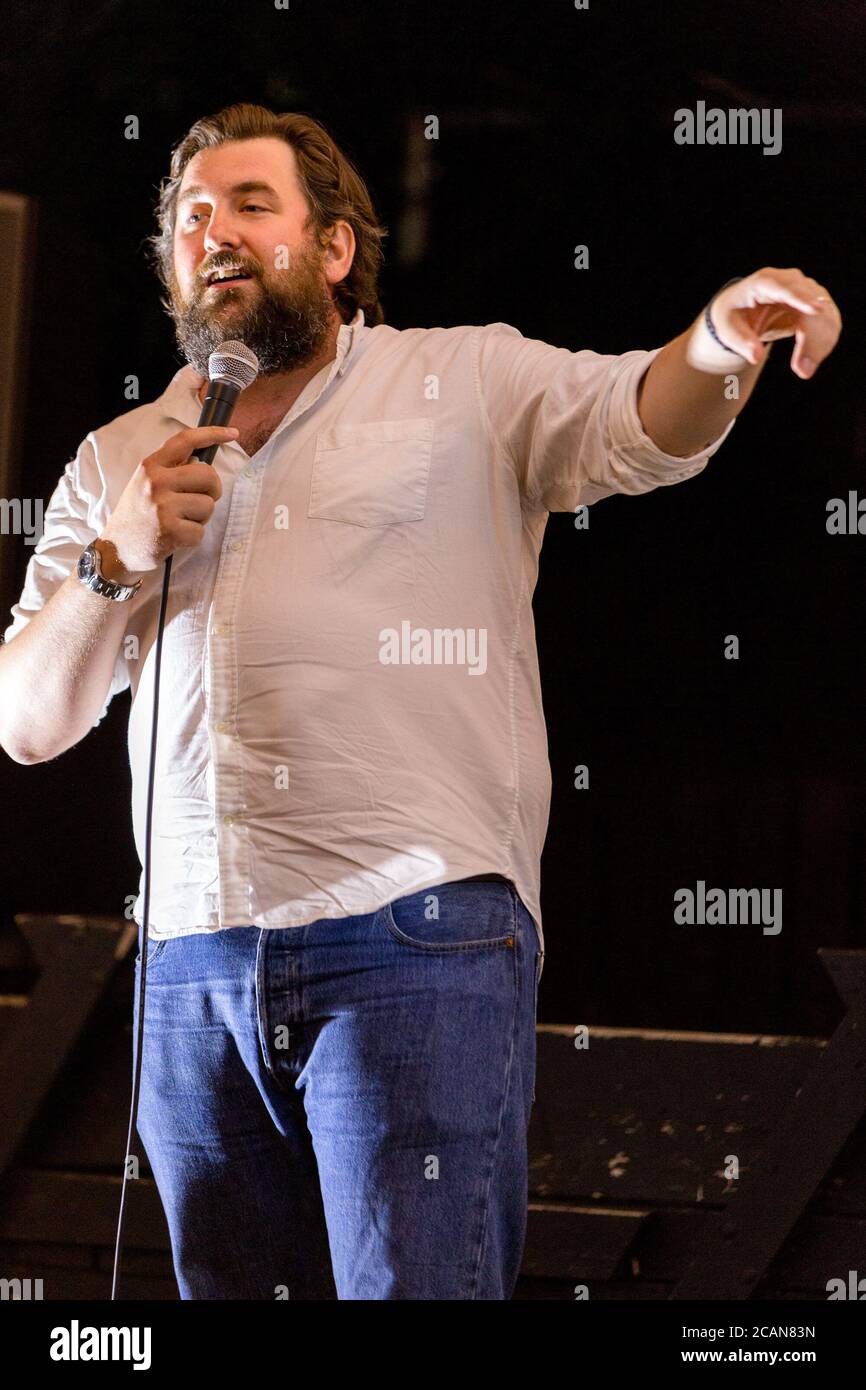 Live standup comedy hi-res stock photography and images - Alamy