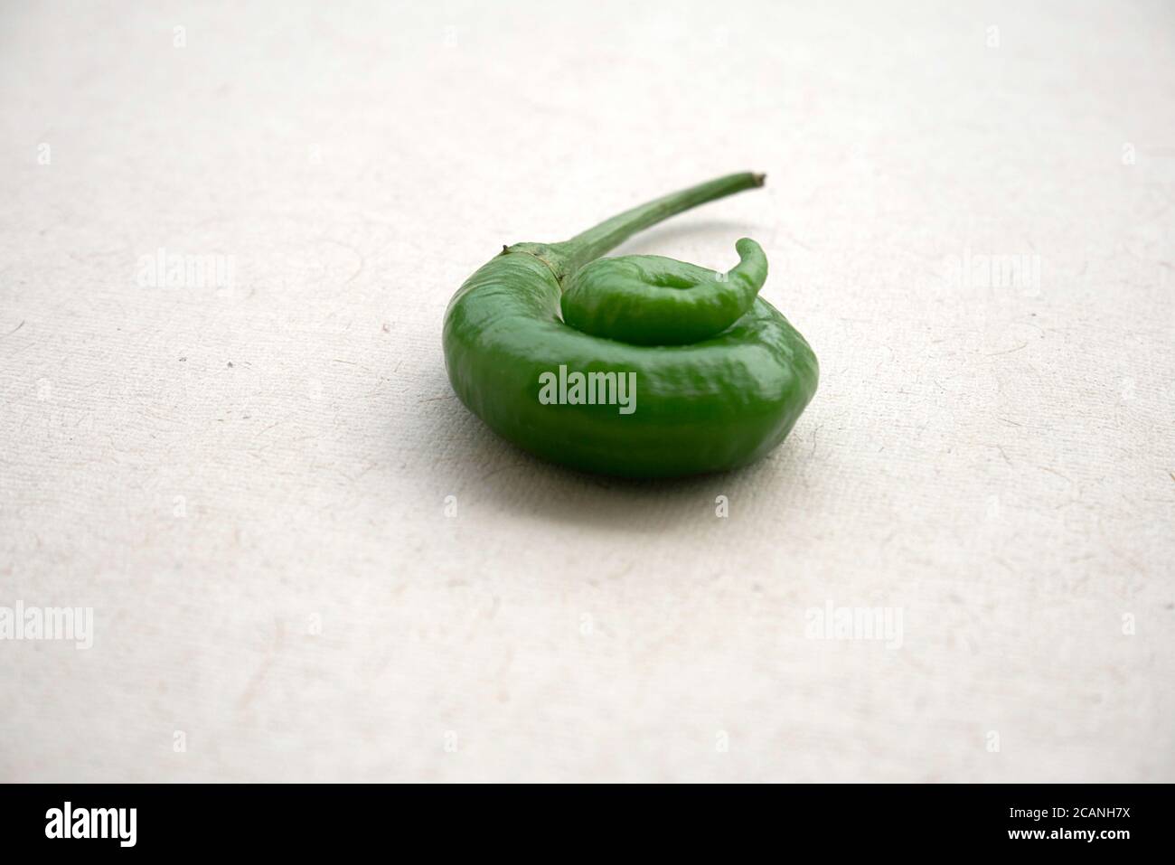 A BEAUTIFUL CURVED GREEN CHILLI Stock Photo - Alamy