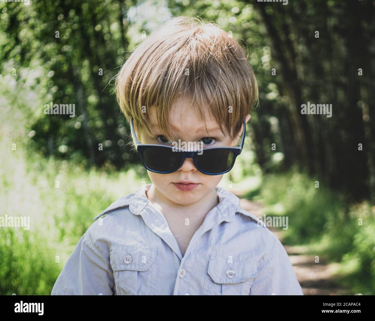 Kids grass sunglasses hi-res stock photography and images - Alamy