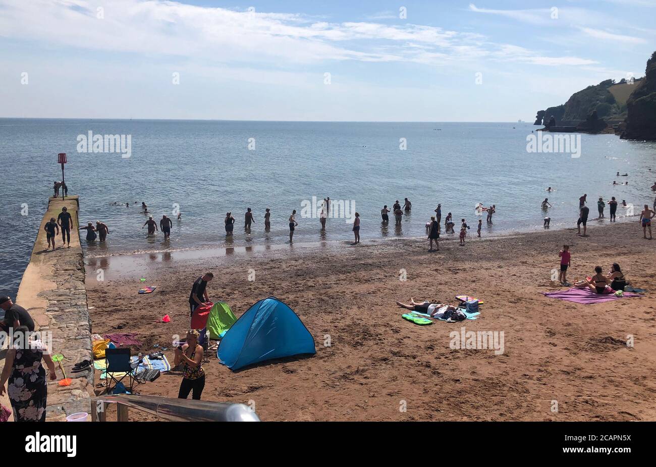 People enjoy the hot weather in Coryton Cove, Dawlish, Devon Stock ...