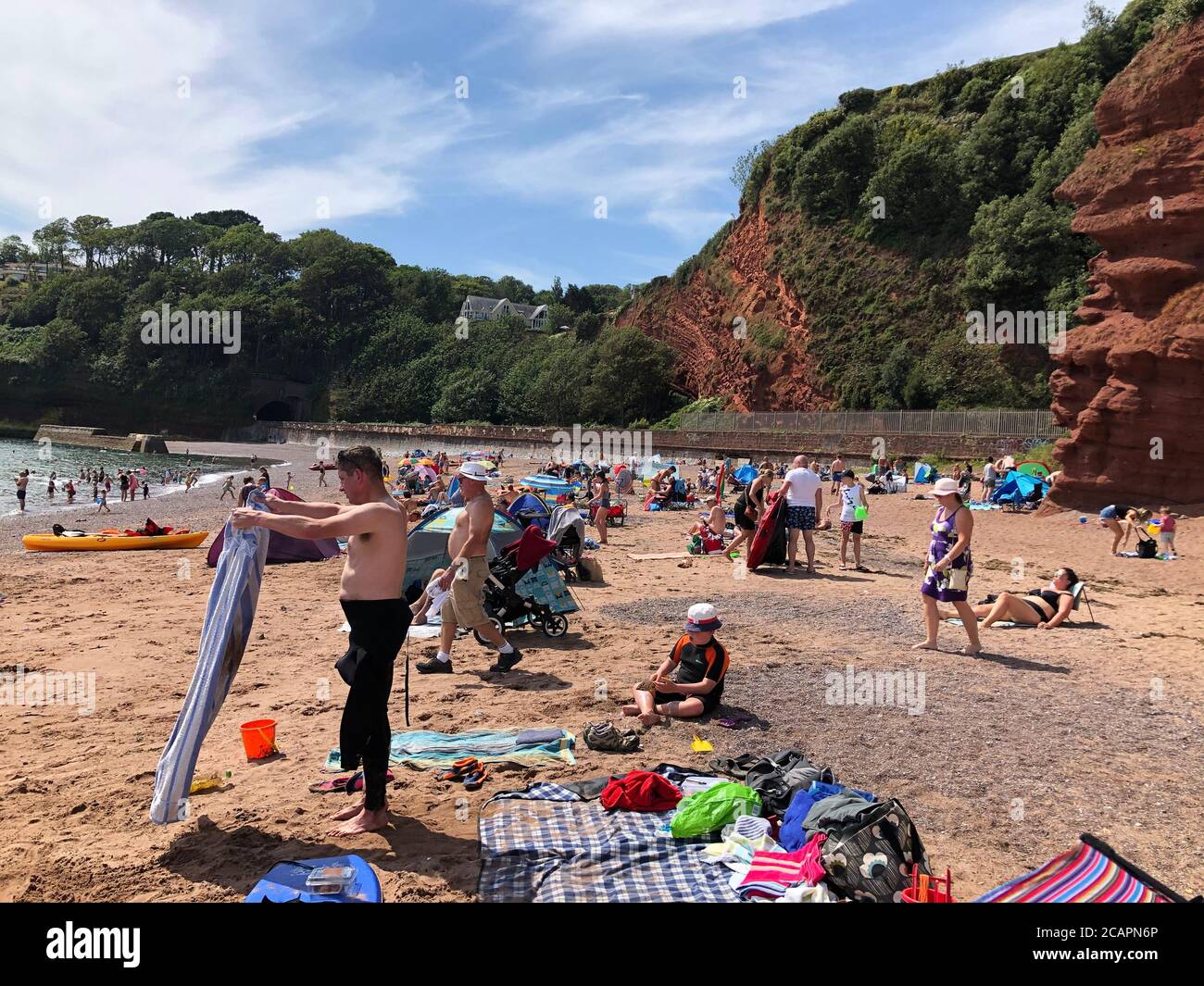 People enjoy the hot weather in Coryton Cove, Dawlish, Devon Stock ...