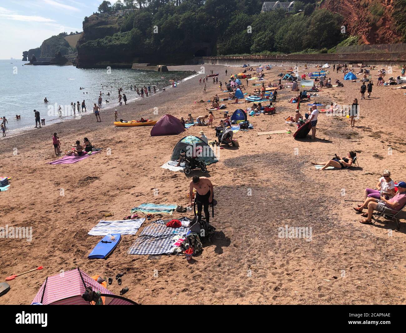People enjoy the hot weather in Coryton Cove, Dawlish, Devon Stock ...