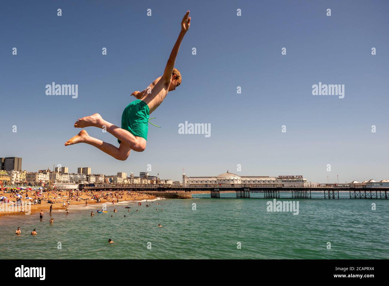 Flocked to the beach hi-res stock photography and images - Alamy