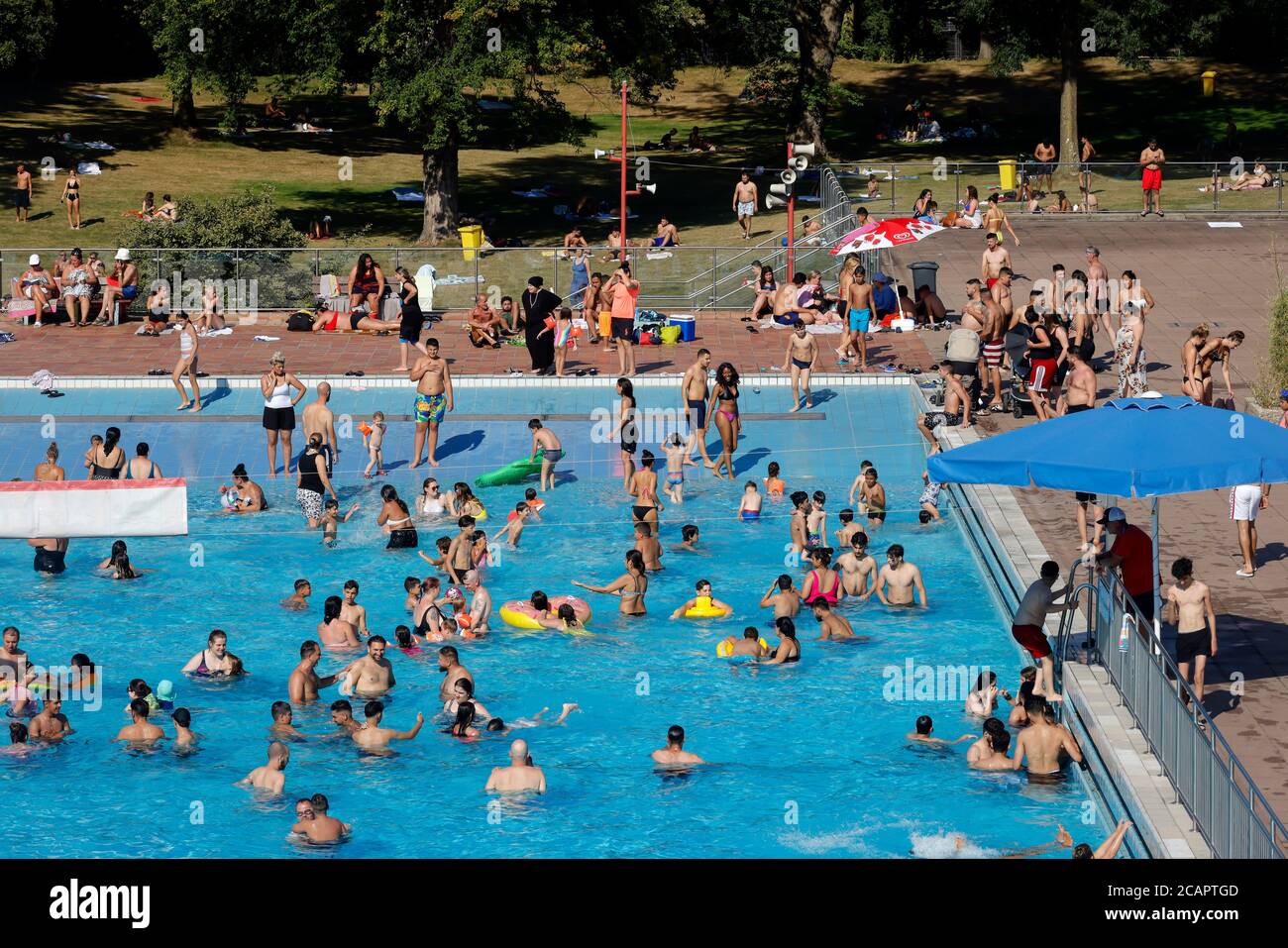 Overcrowded Swimming Pools High Resolution Stock Photography and Images ...