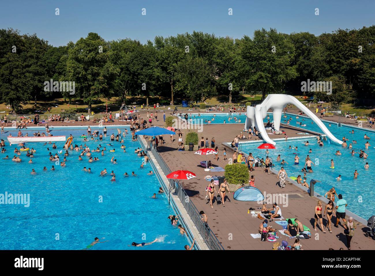 Overcrowded swimming pools hi-res stock photography and images - Alamy