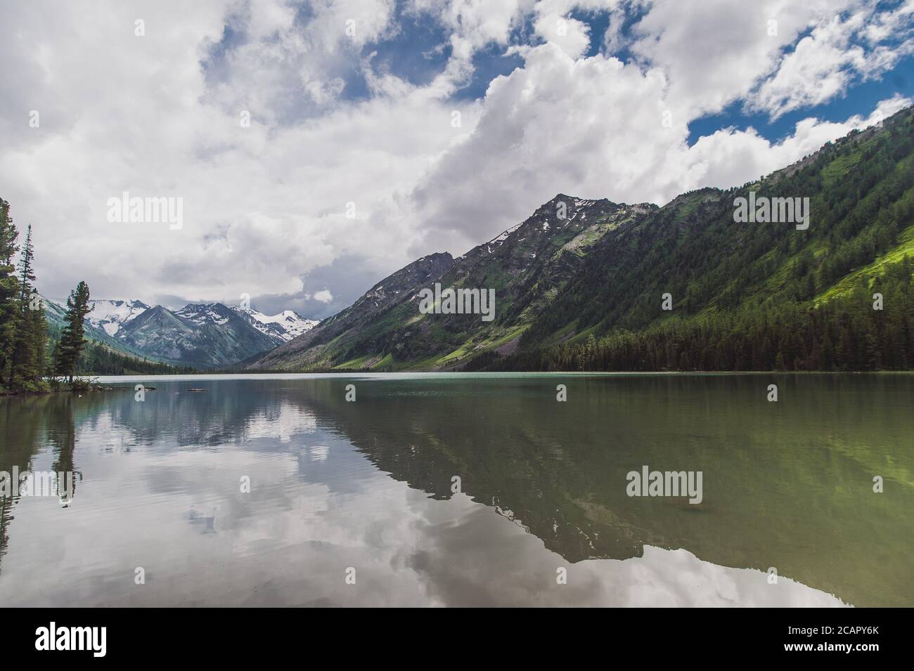 Mountains forest overlooking water hi-res stock photography and images ...