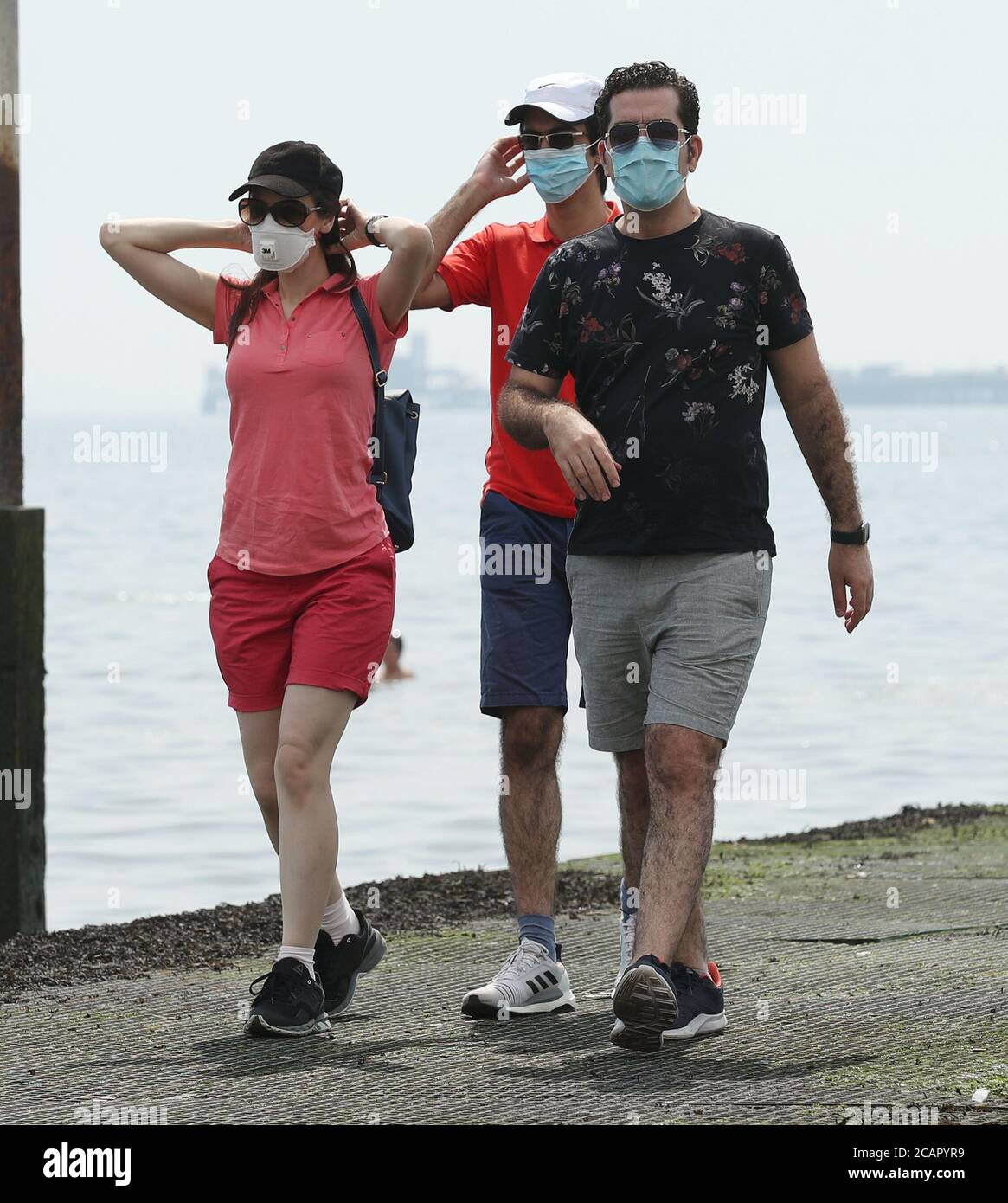 People enjoy hot weather southend beach hi-res stock photography and ...
