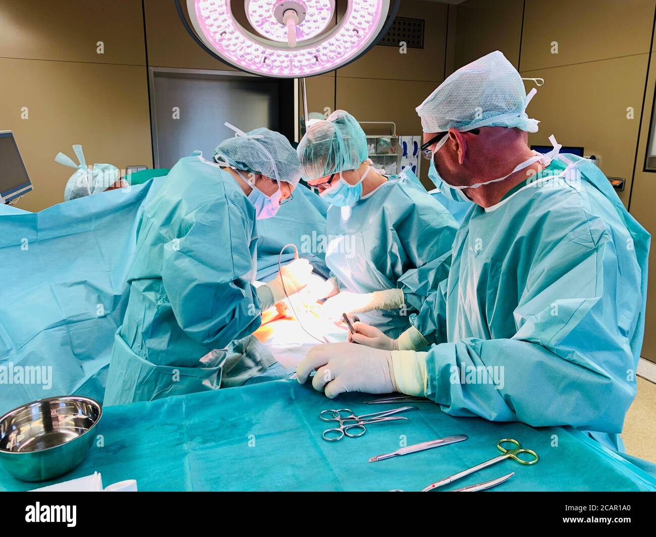Large emergency surgery team hi-res stock photography and images - Alamy