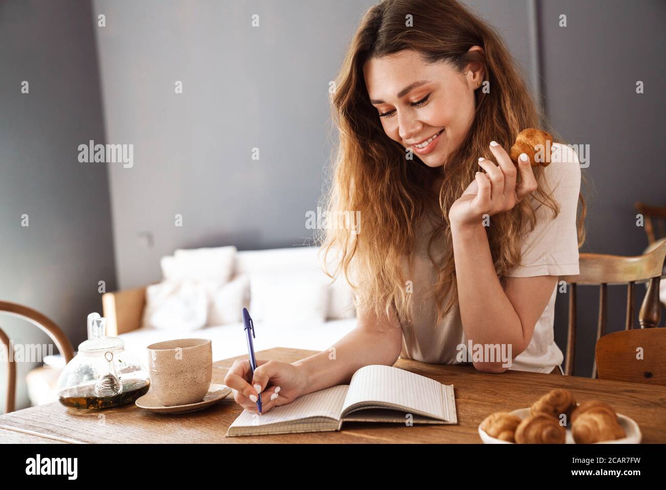 Girl sitting kitchen table writing hi-res stock photography and images ...