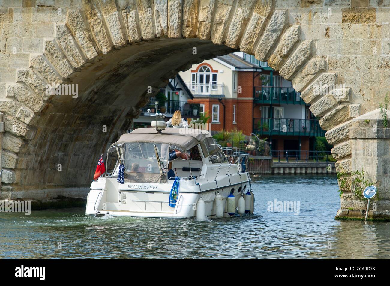 Maidenhead, Berkshire, UK. 8th August, 2020. A boat passes underneath ...
