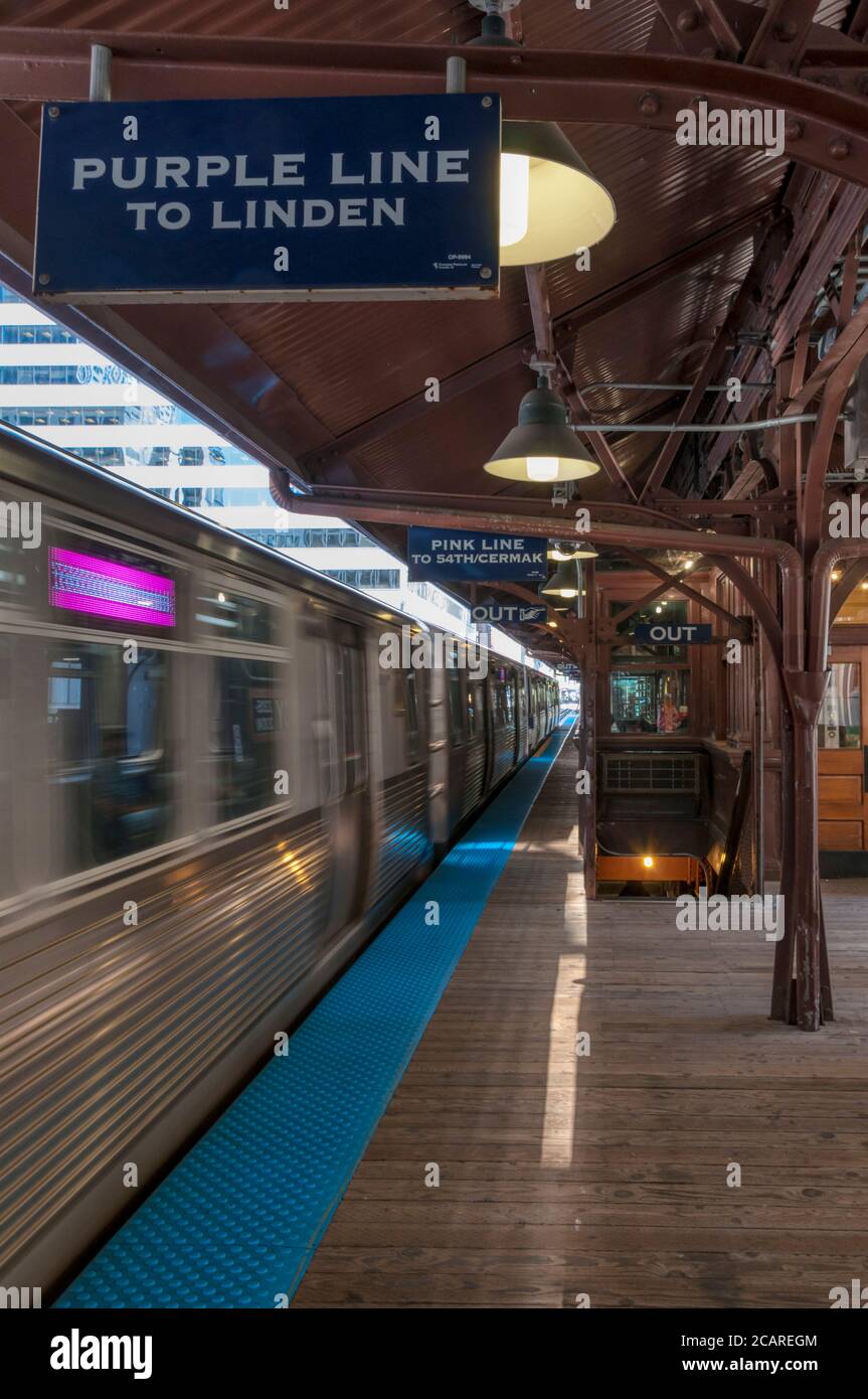 A train passing through Quincy station on the Chicago L Stock Photo - Alamy