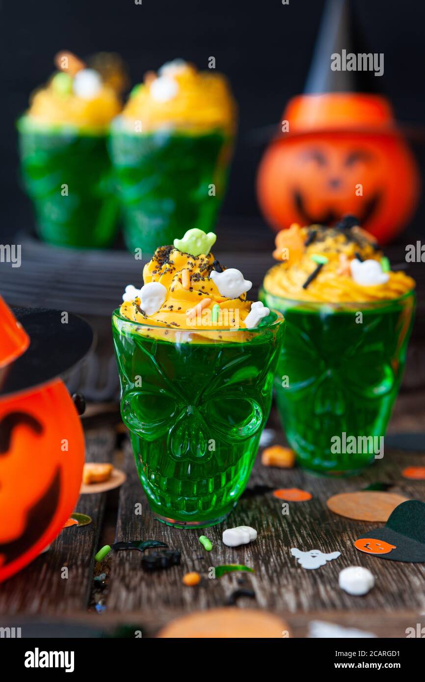 Jello shots hi-res stock photography and images - Alamy