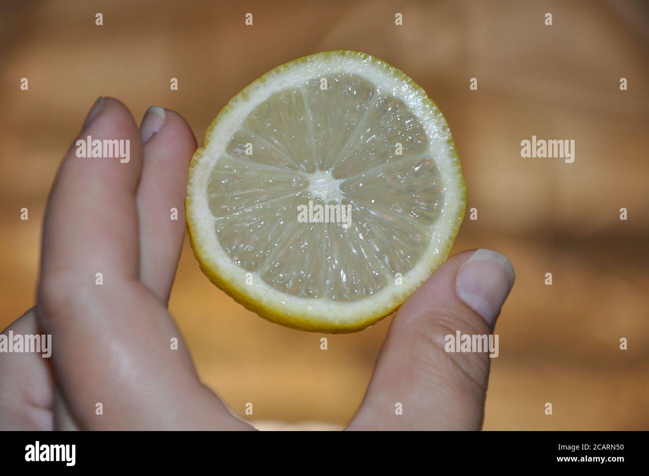 Hand holding lemon slice citrus hi-res stock photography and images - Alamy