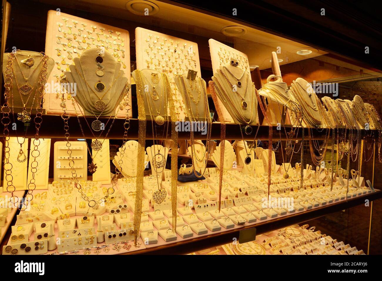 jewellery shop window full of jewels Stock Photo - Alamy
