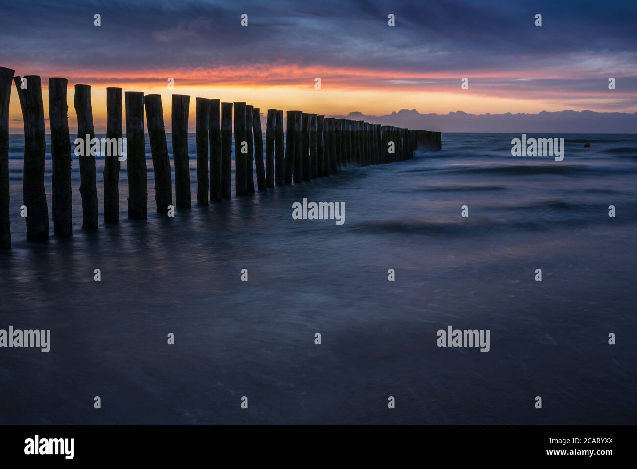 Row poles on beach hi-res stock photography and images - Alamy