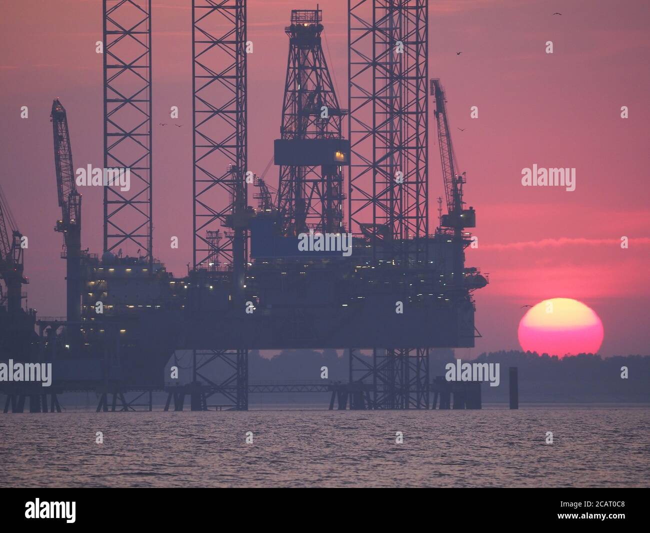 Jack up drilling rigs hi-res stock photography and images - Alamy