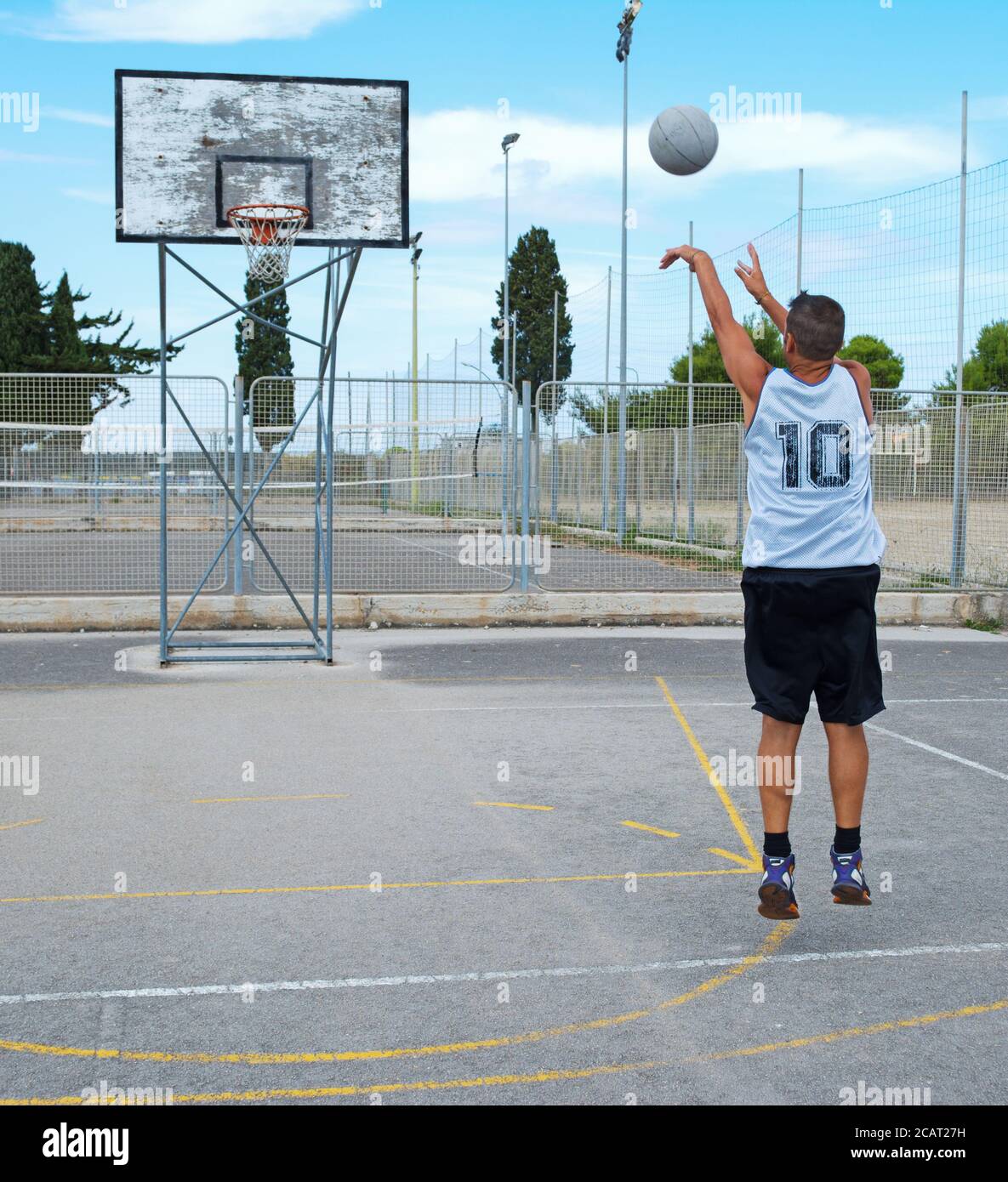 lefty basketball player shooting in a playground Stock Photo - Alamy
