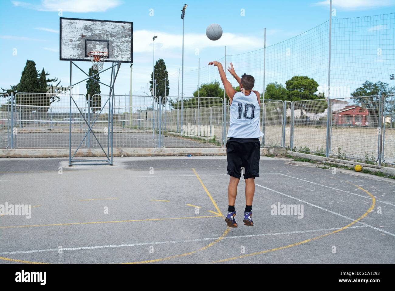 lefty basketball player shooting in a playground Stock Photo - Alamy