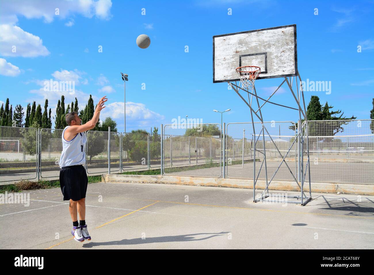 lefty basketball player shooting in a playground Stock Photo - Alamy