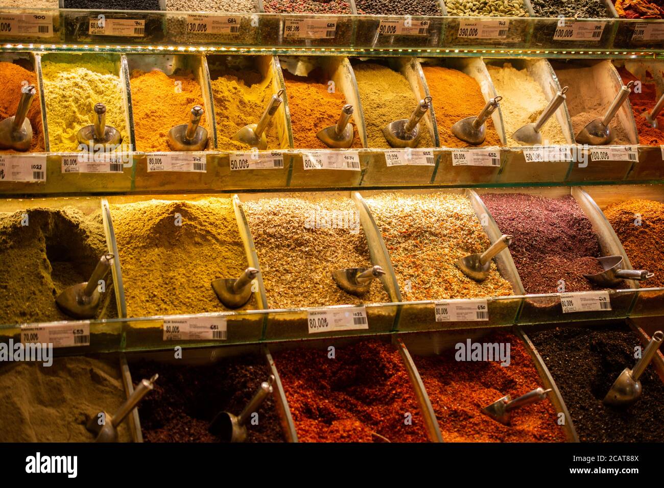Oriental colorful spices in a traditional Turkish Spice Bazaar Stock ...