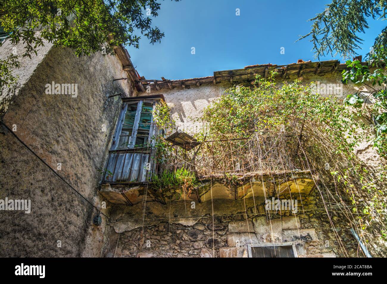 abandoned house in hdr tone mapping effect Stock Photo - Alamy