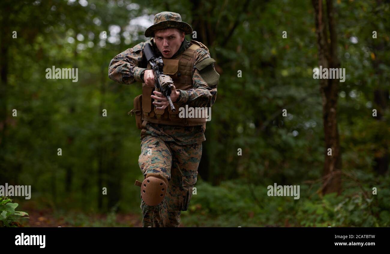 modern warfare soldier in action combat Stock Photo - Alamy