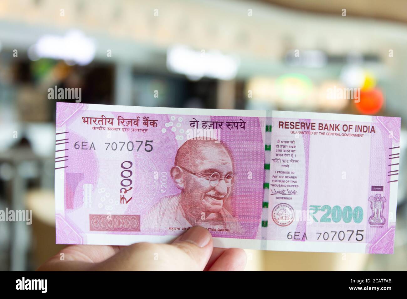 Man hold 2000 rupee banknote with blurred background Stock Photo - Alamy