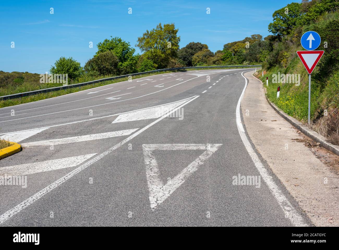 Give way road marking hi-res stock photography and images - Alamy