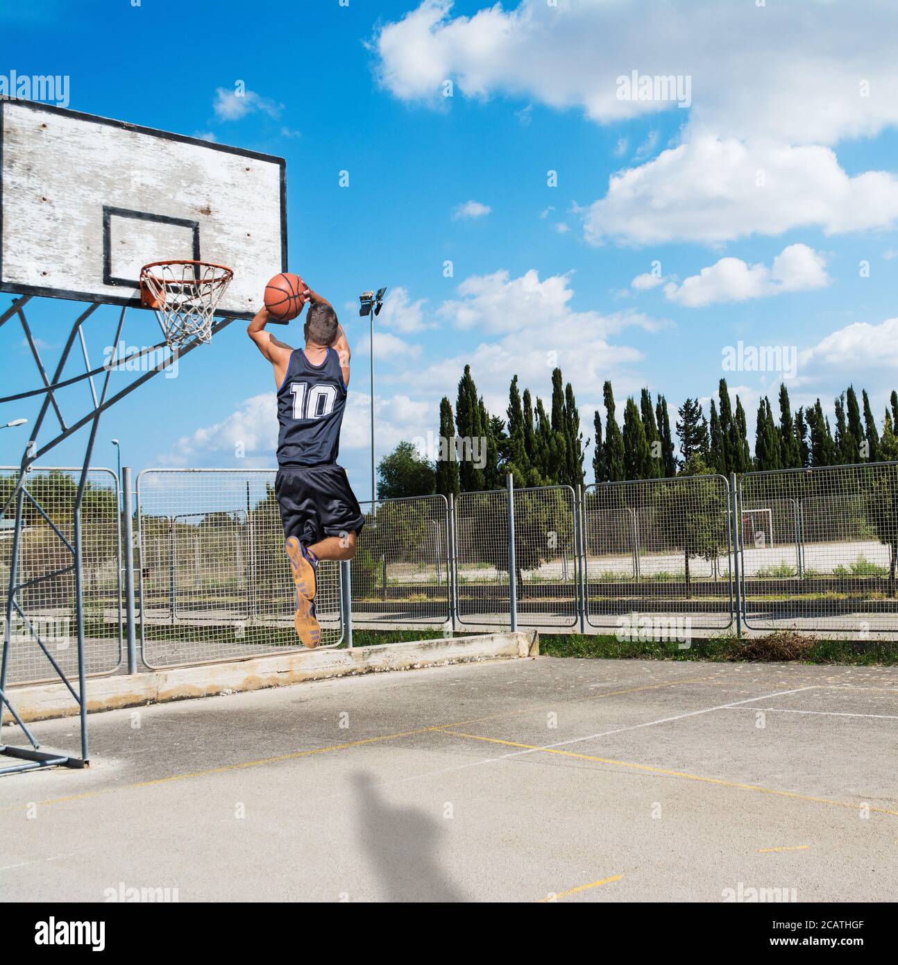 basketball player jumping to the hoop Stock Photo - Alamy